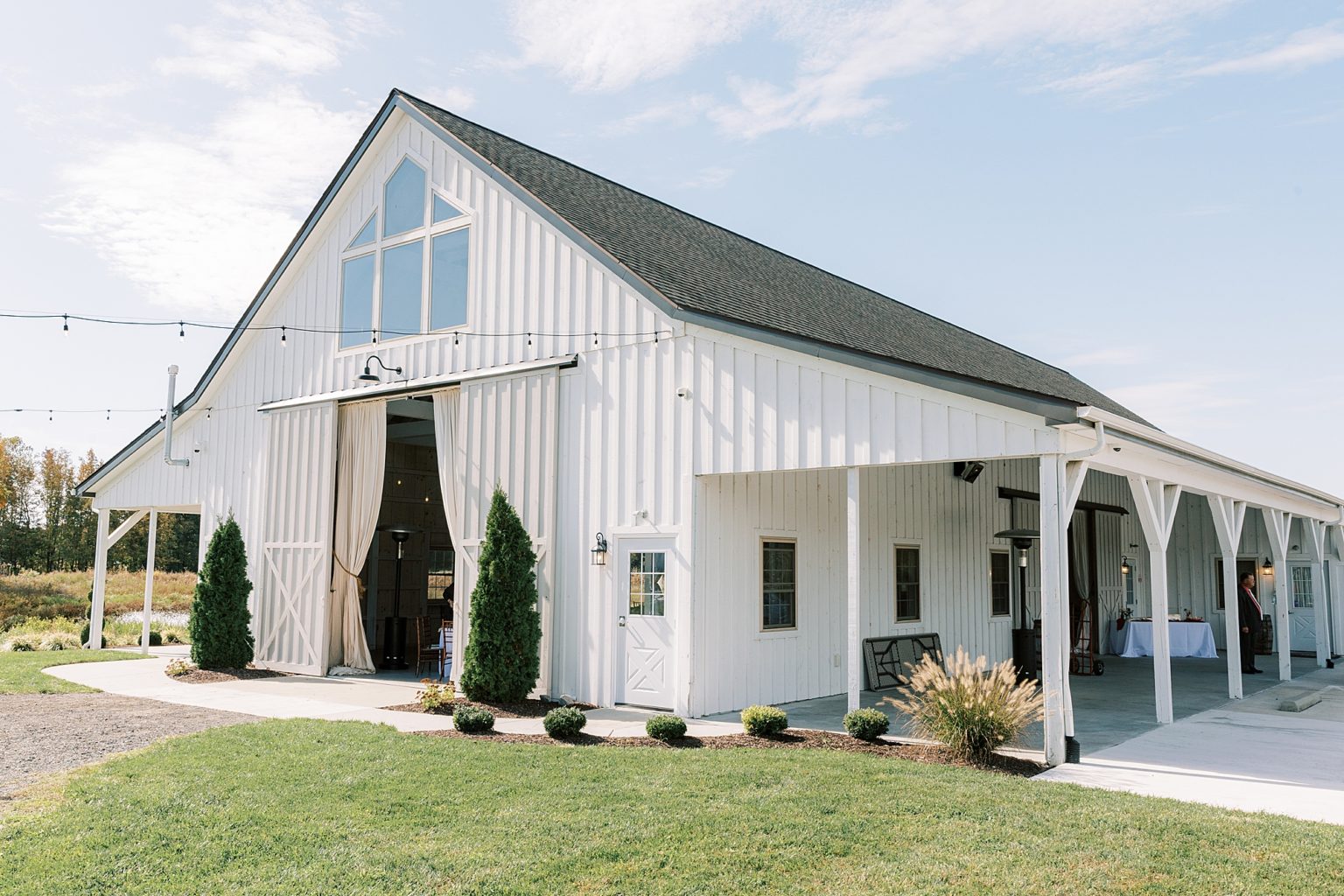 White Barn Wedding Venue | Kylan Barn - Samantha Jay Photography